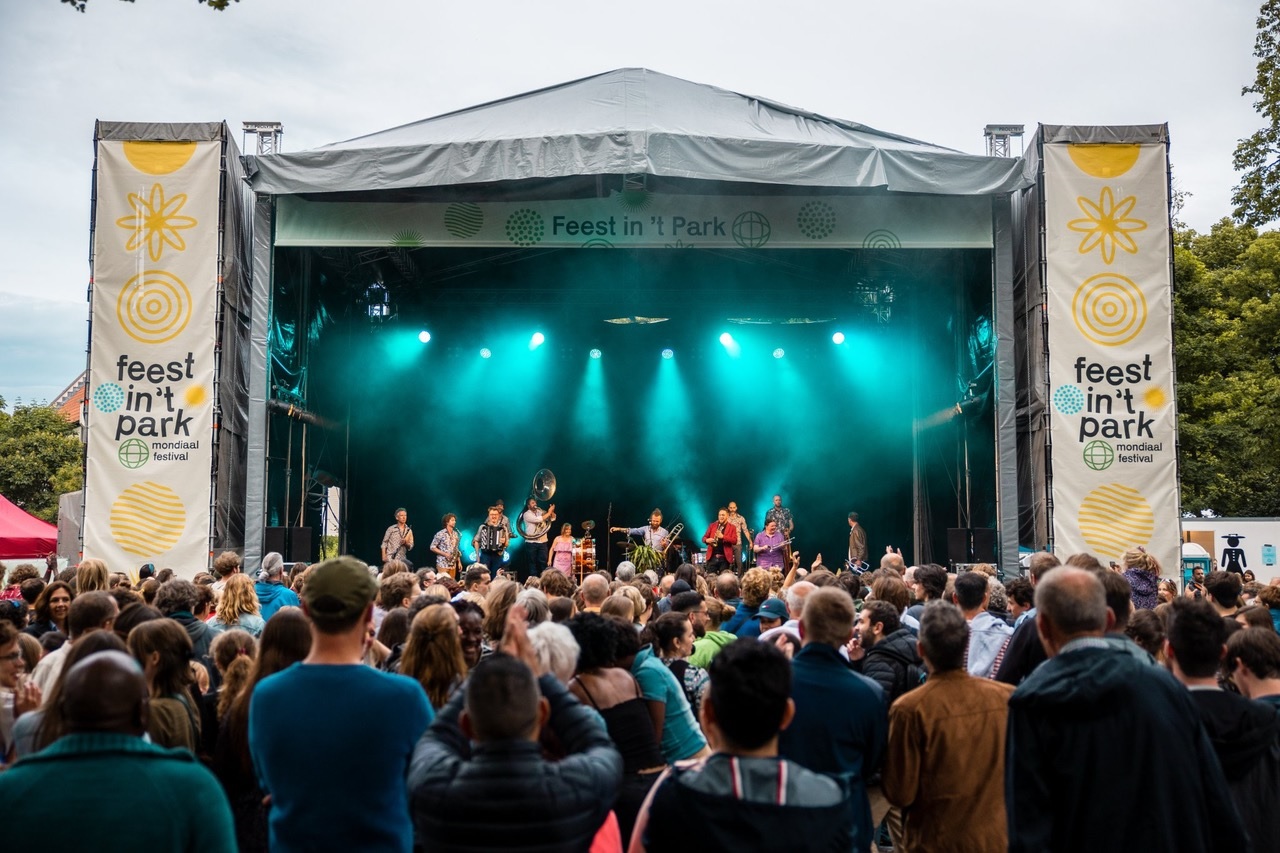 MPT-L podium te huur – Ruim overdekt podium voor elk evenement!